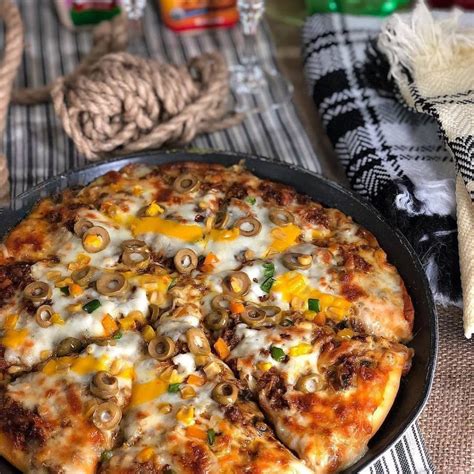 طرز تهیه پیتزا گوشت و قارچ رستورانی خوشمزه با خمیر خانگی در فر