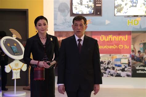 Royal World Thailand 🇹🇭 On Twitter 🇹🇭 ในหลวง พระราชินี ทรงเปิดสถานีศูนย์การศึกษาทางไกลผ่าน