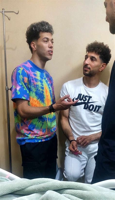 حسين الشحات وإمام عاشور يزوران القندوسى بالمستشفى بعد إجرائه عملية