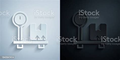 회색과 검은색 배경에 분리된 골판지 상자 아이콘으로 용지 절단 배율 물류 및 납품 규모에 배달 패키지의 무게 종이 아트 스타일 벡터 3차원 형태에 대한 스톡 벡터 아트 및