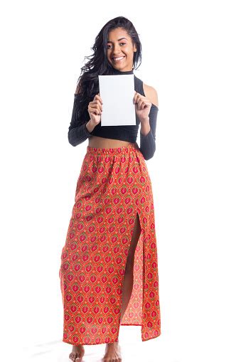 아름 다운 여자는 빈 빌보드를 들고 있다 브라질 여자 혼합 민족성 블랙 톱과 긴 오렌지 스커트를 입고의 길이 몸 전체 서 가냘픈에 대한 스톡 사진 및 기타 이미지 Istock