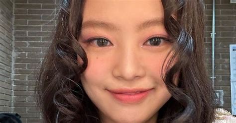 블랙핑크 제니 뽀글머리도 귀엽게 소화 행복한 젠득이[스타in★]