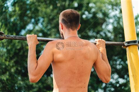 运动员将自己拉到单杠上在公园里做运动Teip背部和颈部高清图片下载 正版图片506645726 摄图网