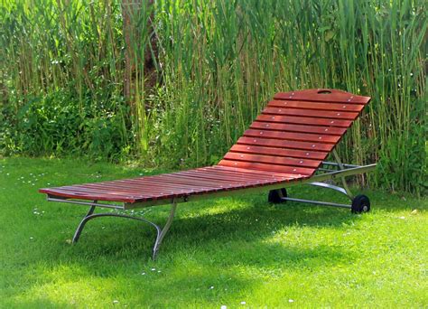 무료 이미지 표 잔디 벤치 목초지 휴식 일광욕 용 의자 기분 전환 군주 침착 해 야외 가구 정원 침대 나무가 누워있다 2830x2044