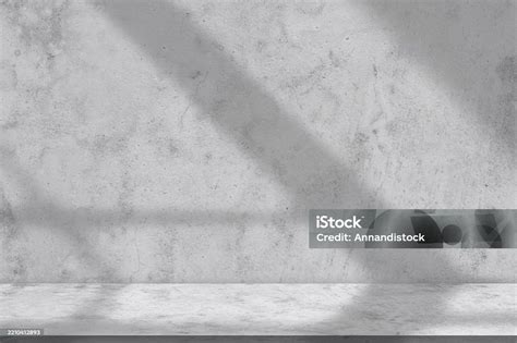 배경 회색 벽 질감 빛이 있는 스튜디오 배경 시멘트 바닥에 그림자 화장품을 위한 빈 배경 회색 연단 디스플레이 콘크리트 벽면에 햇빛이 비치는 실내 방 0명에 대한 스톡 사진