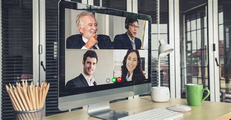 가상 작업 공간 또는 원격 사무실에서 만나는 화상 통화 사업가 스마트 비디오 기술을 사용하여 전문 기업 비즈니스의 동료와 소통하는 원격 근무 전화 회의 사진