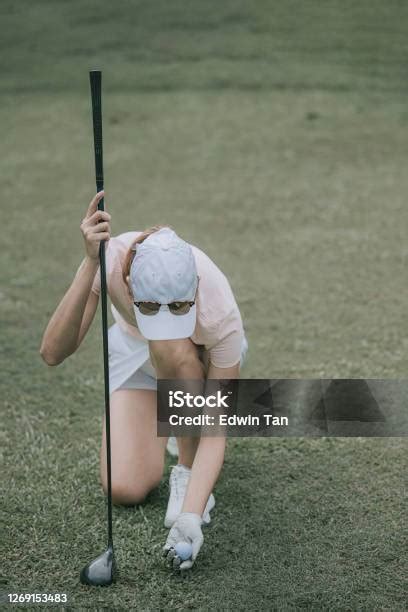 아시아 중국 여자 골퍼 무릎을 꿇고 아래로 퍼팅 골프 공 에 티 오프 준비 Golf Tournament에 대한 스톡 사진 및 기타 이미지 Golf Tournament