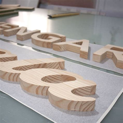 Letras De Madera Natural En Relieve