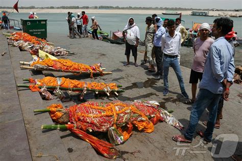포토 인도 갠지스강 화장터에서의 신성한 장례의식 뉴스1