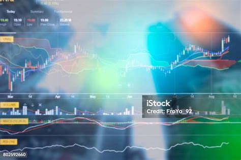 비즈니스 성장 및 Led 디스플레이에 주식 시장 디지털 그래프 차트와 함께 진행 된 국제 비즈니스 주식 금융 개념 거래자에 대한