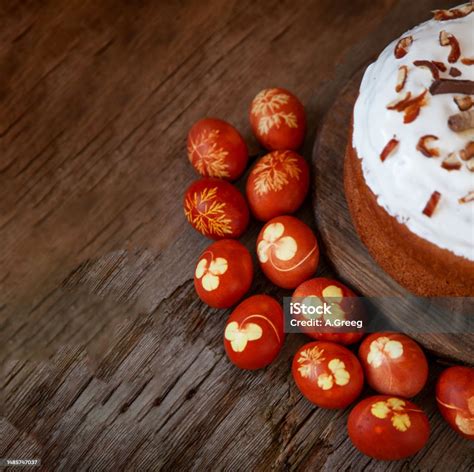 부활절 음식 배경입니다 양파 껍질과 클로버와 딜 잎을 곁들인 붉은 염색 계란 나무 테이블에 부활절 케이크입니다 봄 수제 Diy 공예 Diy에 대한 스톡 사진 및 기타 이미지