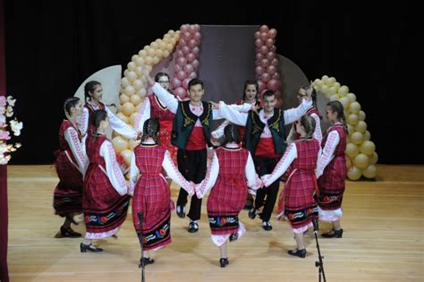 Ученици от Бяла Слатина зарадваха местните с великденски концерт снимки