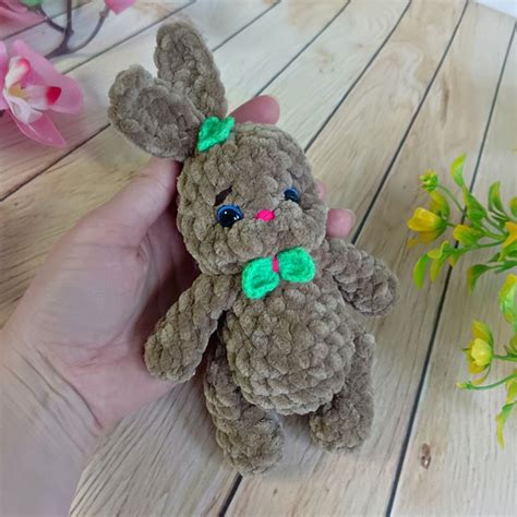 Вязаный коричневый зайчик с бантиком, плюшевая игрушка ручной работы ...