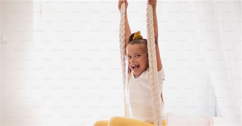 그네에서 운동을 하는 어린 소녀 사진 Unsplash의 세르비아 이미지