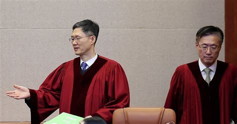 심판정 입장하는 문형배 권한대행 김형두 재판관