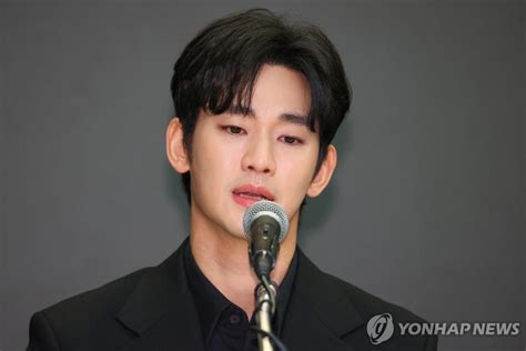사생활 논란 김수현 눈물의 기자회견…미성년 교제 사실 아냐 종합