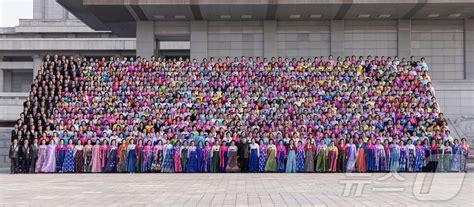 북한 김정은 인민반장 역할 강조하며 주민 내부 결집 뉴스1