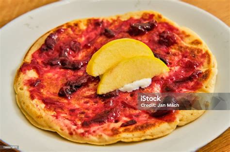 나무 테이블에 흰색 접시에 마멀레이드 크림 치즈와 사과 큰 수제 맛있는 팬케이크 0명에 대한 스톡 사진 및 기타 이미지 0명 건강한 식생활 그릇 Istock
