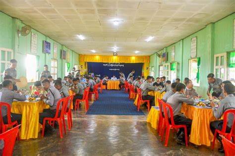 ရခိုင်ပြည်နယ်ဝန်ကြီးချုပ် ဦးထိန်လင်း ရဲတပ်ဖွဲ့ဝင်များနှင့် အထူးနေ့လယ်စာ