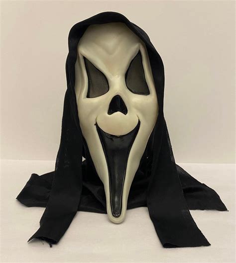 Scream Mask Smiling
