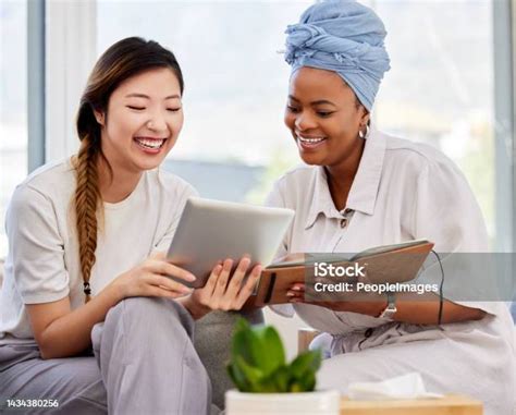 비즈니스 여성 창의적인 계획 및 디지털 태블릿 팀워크 아이디어 영감 및 스타트 업 에이전시의 인터넷 전략 미소 행복 다양성 협업