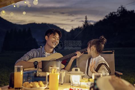 幸福家庭夜晚户外露营高清图片下载 正版图片504648249 摄图网