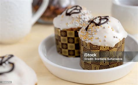 노란색과 흰색 설탕이 있는 작은 부활절 케이크가 노란색 식탁보에 흰색 접시에 뿌립니다 그릇에 대한 스톡 사진 및 기타 이미지 그릇 노랑 러시아 Istock