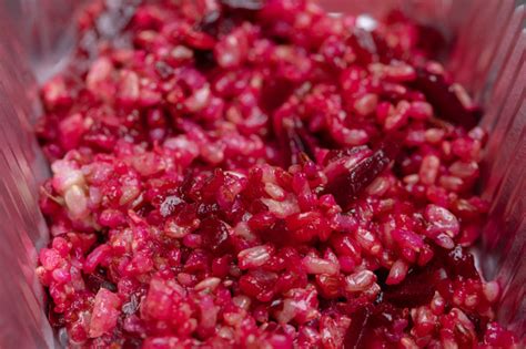 패키지 식사알루미늄 리소 토 비트 걸릴 멀리 포장 매크로 사진 극단적인 클로 우즈 업 배경 일회용 용기건강 꺼내 패스트 푸드 개념에에서 요리 쌀과 사탕 무 우 뿌리 리조또에