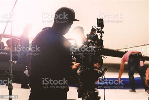 비디오 카메라에 영화 또는 영화 제작 삼각대와 전문 장비 위치 또는 스튜디오에서 촬영 승무원 팀과 아름 다운 소품 또는 설정 및 준비 온라인 라이브 방송 또는 Tv에 공기