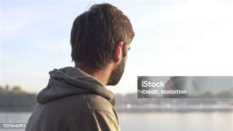 아침 조깅 사람과 자연의 통일성을 즐기면서 아름 다운 경치를 즐기는 남자 강에 대한 스톡 사진 및 기타 이미지 강 경외감 관광 Istock