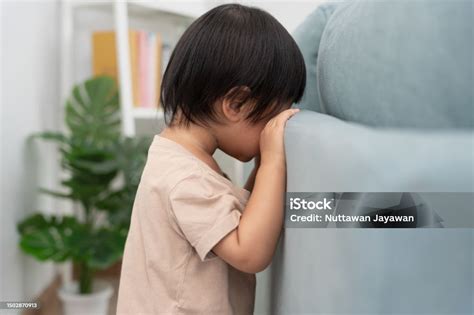 작은 아시아 아이들 아이 벽 집 옆에 서서 숨바꼭질을 하고 집에서 즐거운 시간을 보내는 사랑스러운 아이 행복한 가족은 아이들 활동 학습과 함께 즐거운 시간을 보냅니다 2 3