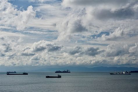 바다 위의 극적인 하늘 바다 위의 흐린 날씨 배가있는 바다 위에 많은 구름이 있습니다 바다가 배와 함께 파도 바다와 소름 끼치는 구름에서 배 0명에 대한 스톡 사진 및 기타