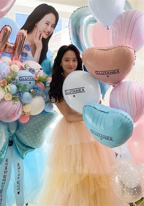 패션엔 송지효 43살 나이 꺼꾸로 완전 디즈니 공주 러플 드레스룩