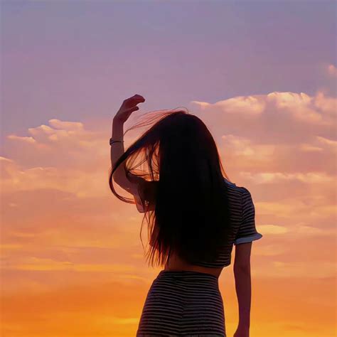 氛围感绝了的真人美女头像图片不露脸版 配图网