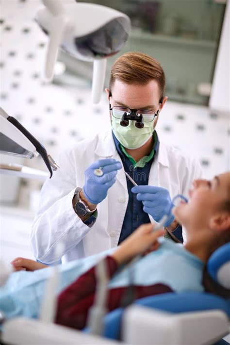 Dentiste Travaillant Dans Sa Classification Dentaire Photo Stock