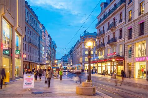 ΓΕΝΕΥΗ ΕΛΒΕΤΙΑ 6 Φεβρουαρίου 2018 Παλαιά πόλη της Γενεύης κωμοπόλεων τη νύχτα στην Ελβετία