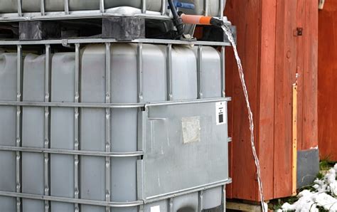 얼어 붙은 겨울 전에 정원의 플라스틱 용기에서 흐르는 비수 산업에 대한 스톡 사진 및 기타 이미지 산업 비 수확 Istock