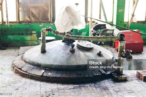 산업 석유 화학 정유 공장 작업장에서 스테인리스 제품 장비 관 열교환기를 섞는을 위한 큰 금속 철 화학 탱크 용기 가솔린에 대한 스톡 사진 및 기타 이미지 Istock