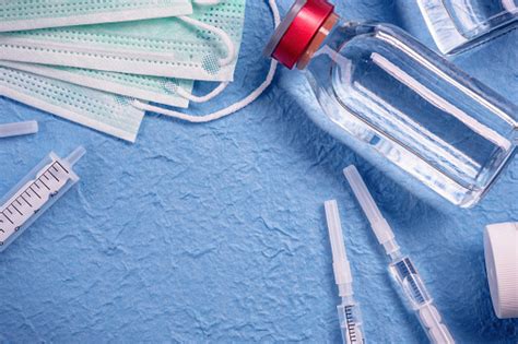 다양한 의료 용품과 파란색 표면에 대한 개인 보호의 상단 보기 백신접종에 대한 스톡 사진 및 기타 이미지 백신접종 0명 건강관리와 의술 Istock