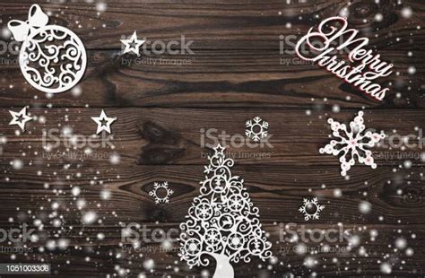 메리 크리스마스 비문 및 나무 배경 텍스트 작성 눈 효과 대 한 공간을 가진 인사말 카드에 손수 만든 나무 장난감의 위에서 볼 0명에 대한 스톡 사진 및 기타 이미지