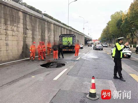 【突发】雨花南路靠近玉兰路路口处道路塌陷，驾车人请绕行过往抢修警力