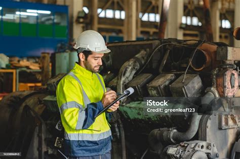 건설 공장에서 중공업 제조 기계의 안전 시스템을 점검하고 생산 작업 기술의 공장 장비를 서비스하기 위해 일하는 전문 기술자