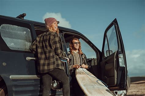 두 명의 서퍼가 차에서 서핑 보드를 가져 와서 파도를 타기 위해 해변으로 향합니다 2명에 대한 스톡 사진 및 기타 이미지 2명 개념 남자 Istock