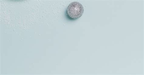 Copy Space 겨울 계절 구성 균형 깨끗한 눈송이 단순한 대칭 디자인 레이아웃 모양 미니멀리스트 반짝이 배경 블루 비주얼 수직 쐈어