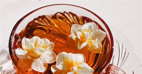 고명 고요함 꽃 꽃꽂이 꽃잎 꽃차 다도 따뜻한 음색 떠 있는 떠있는 꽃 미니멀리스트 미니멀리즘 반사 봄 섬세한 수선화 식물의 심미적 인