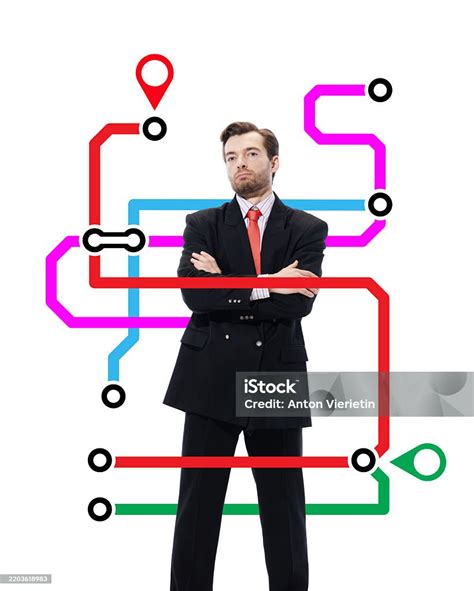 개념 미술 디자인 팔짱을 끼고 서 있는 자신감 넘치는 사업가 빨간 위치 표시가 있는 지하철에서 영감을 받은 지도가 겹쳐져 있습니다 35 39세에 대한 스톡 사진 및 기타