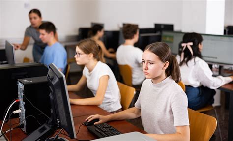 컴퓨터 과학 수업 중에 Pc를 사용하는 십 대 소녀 교육에 대한 스톡 사진 및 기타 이미지 교육 십대 청소년기 Istock