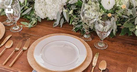 갈색 나무 테이블에 흰색 세라믹 플레이트 사진 Unsplash의 무료 회색 이미지