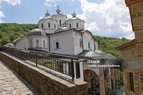 교회의 성모 마리아는 밝은 화창한 날에 동쪽 정통 수도원의 성 요 아 킴의 Osogovo Kriva 컴 마케도니아 공화국에서 교회 지붕입니다 기독교입니다 0명에 대한 스톡