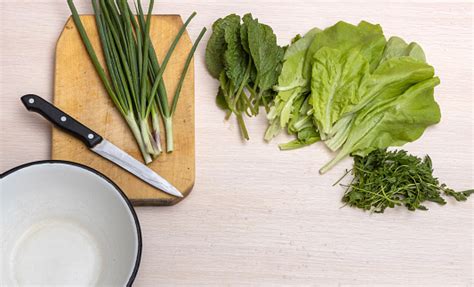 양상추 보라고 파 물냉이 도마 그릇 나무 테이블에 칼 건강한 식품을 위한 성분 가정 생활에 대한 스톡 사진 및 기타 이미지 가정 생활 가정 주방 가정의 방 Istock